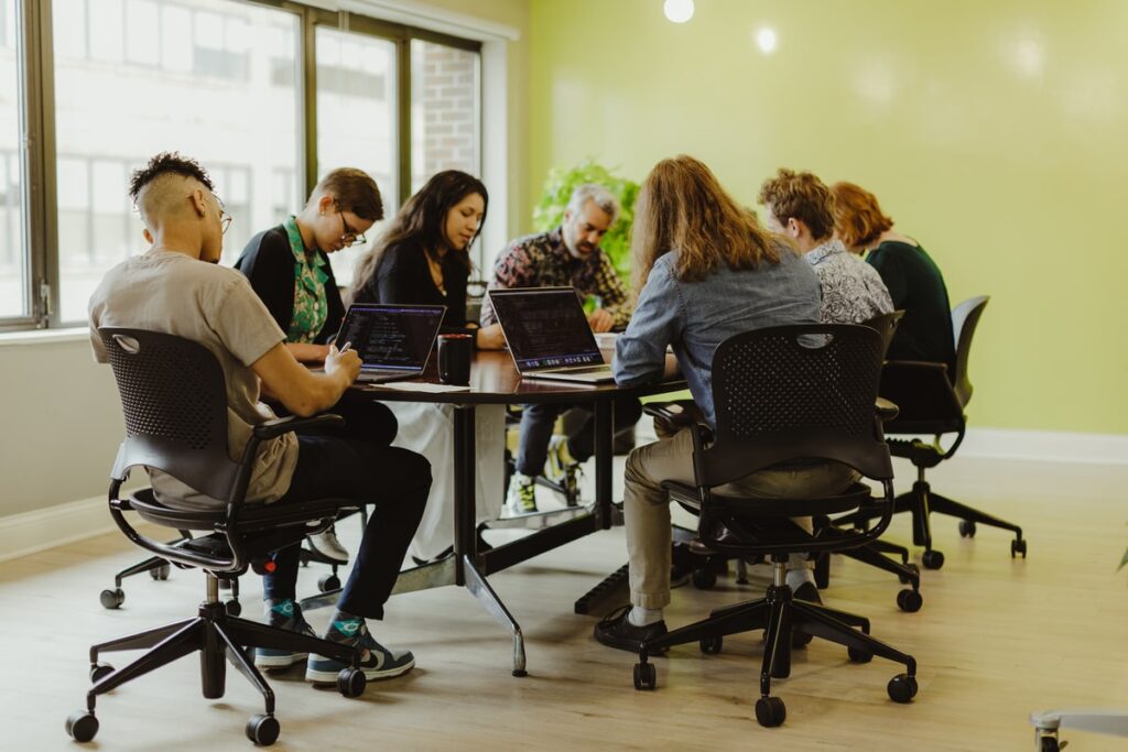 Is a Small Team or Large One Better for a Junior Dev? It Depends.